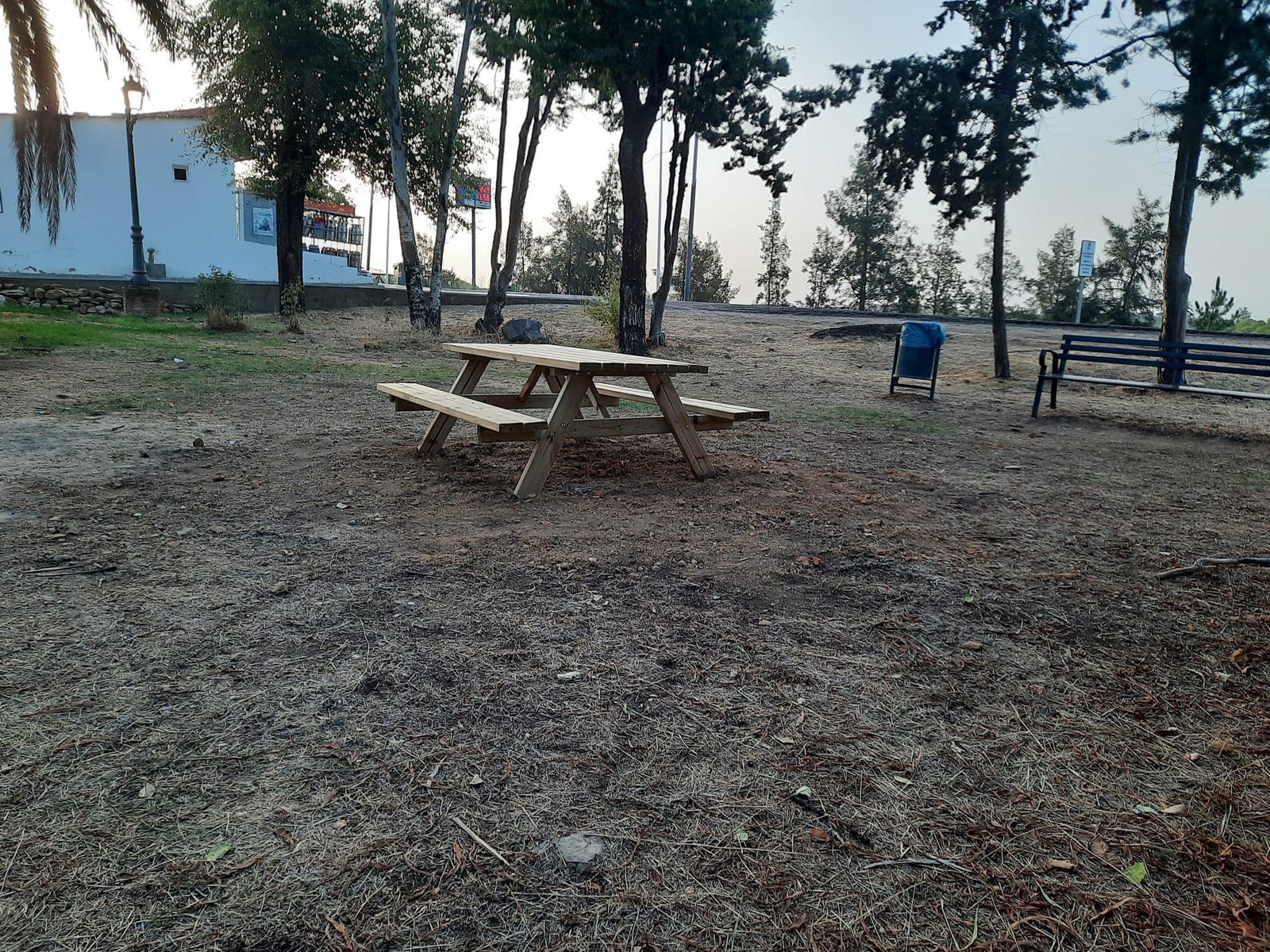 El Campillo coloca mesas de picnic en el Parque Chico - TINTO NOTICIAS